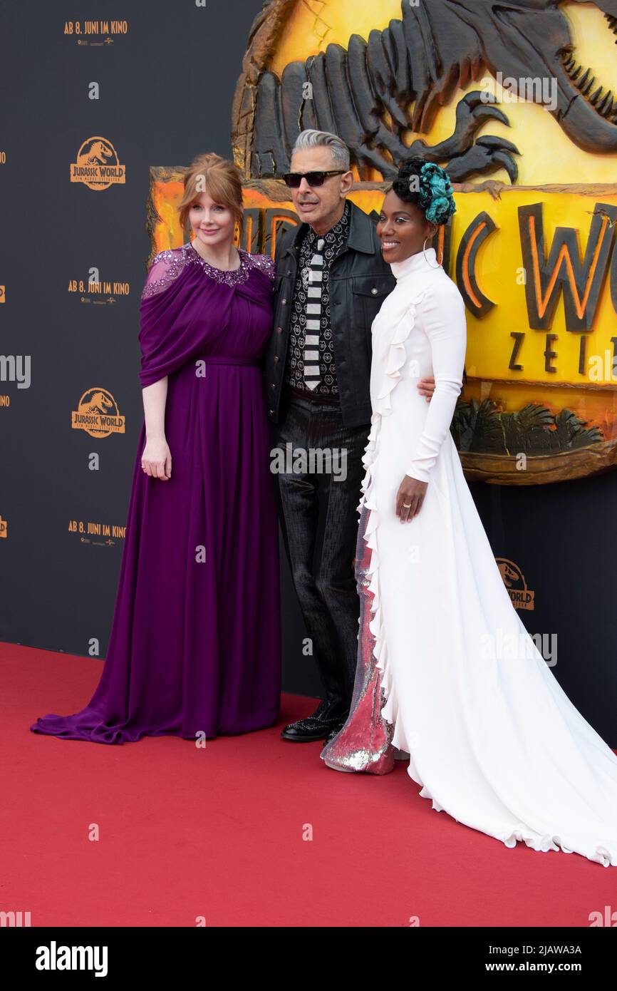 Cologne, Deutschland. 30th May, 2022. from left: actress Bryce Dallas ...