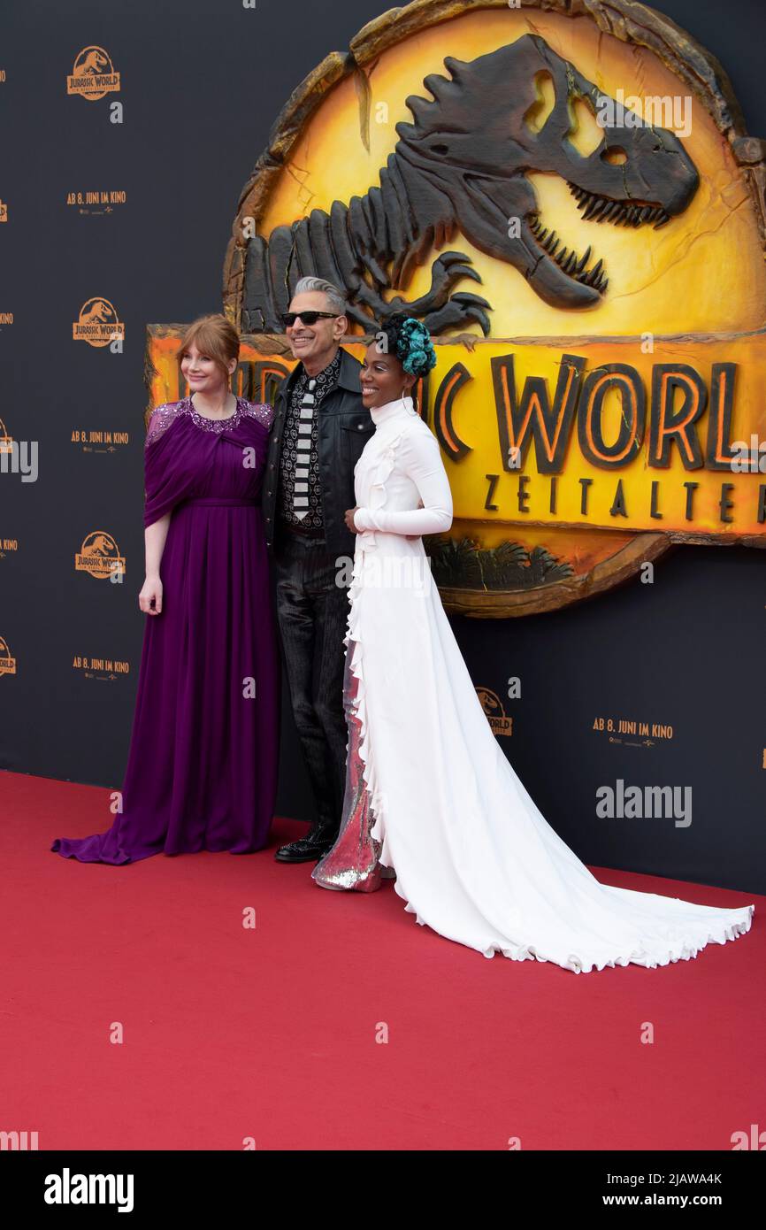 Cologne, Deutschland. 30th May, 2022. from left: actress Bryce Dallas ...