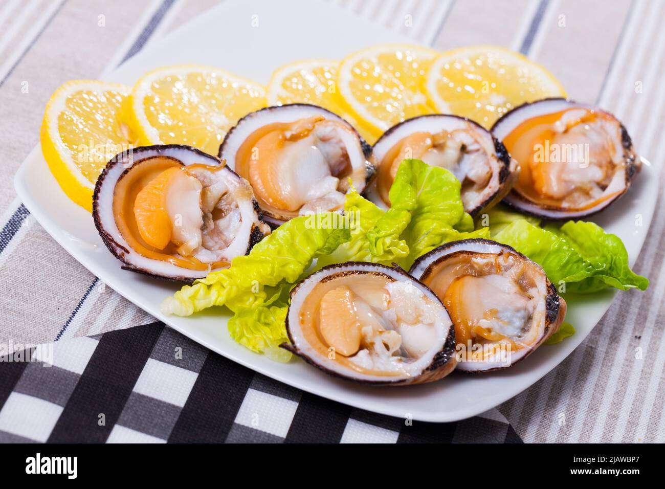 Fresh bivalve mussels with lemon Stock Photo - Alamy