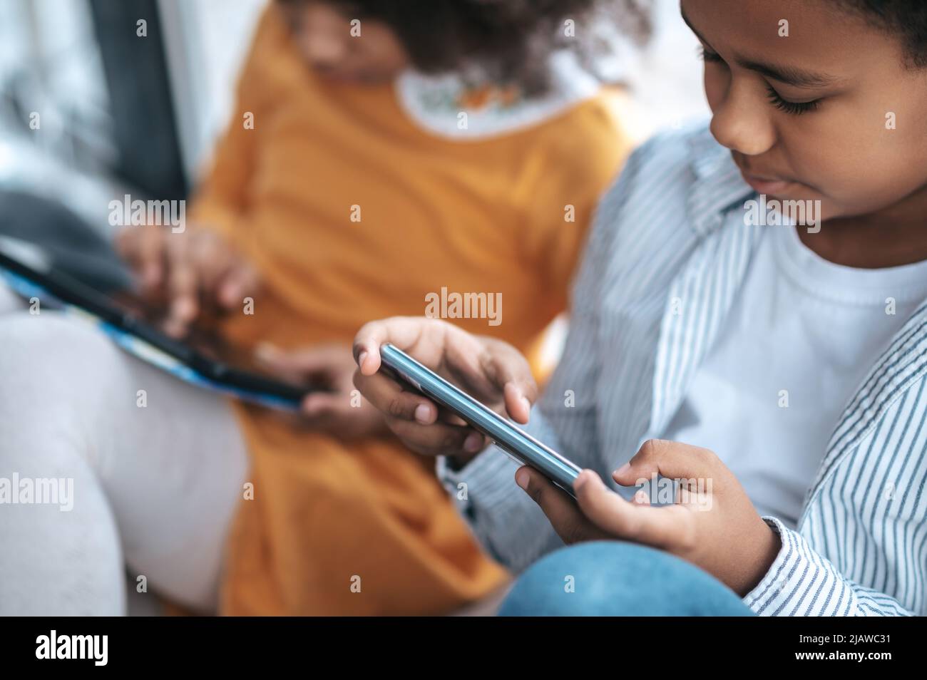 Children using digital devices hi-res stock photography and images - Alamy