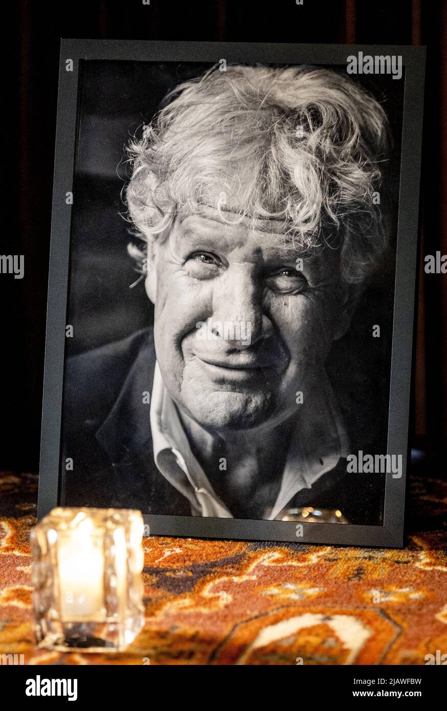 2022-06-01 15:03:32 BLARICUM - In his favorite cafe Moeke Spijkstra is ...