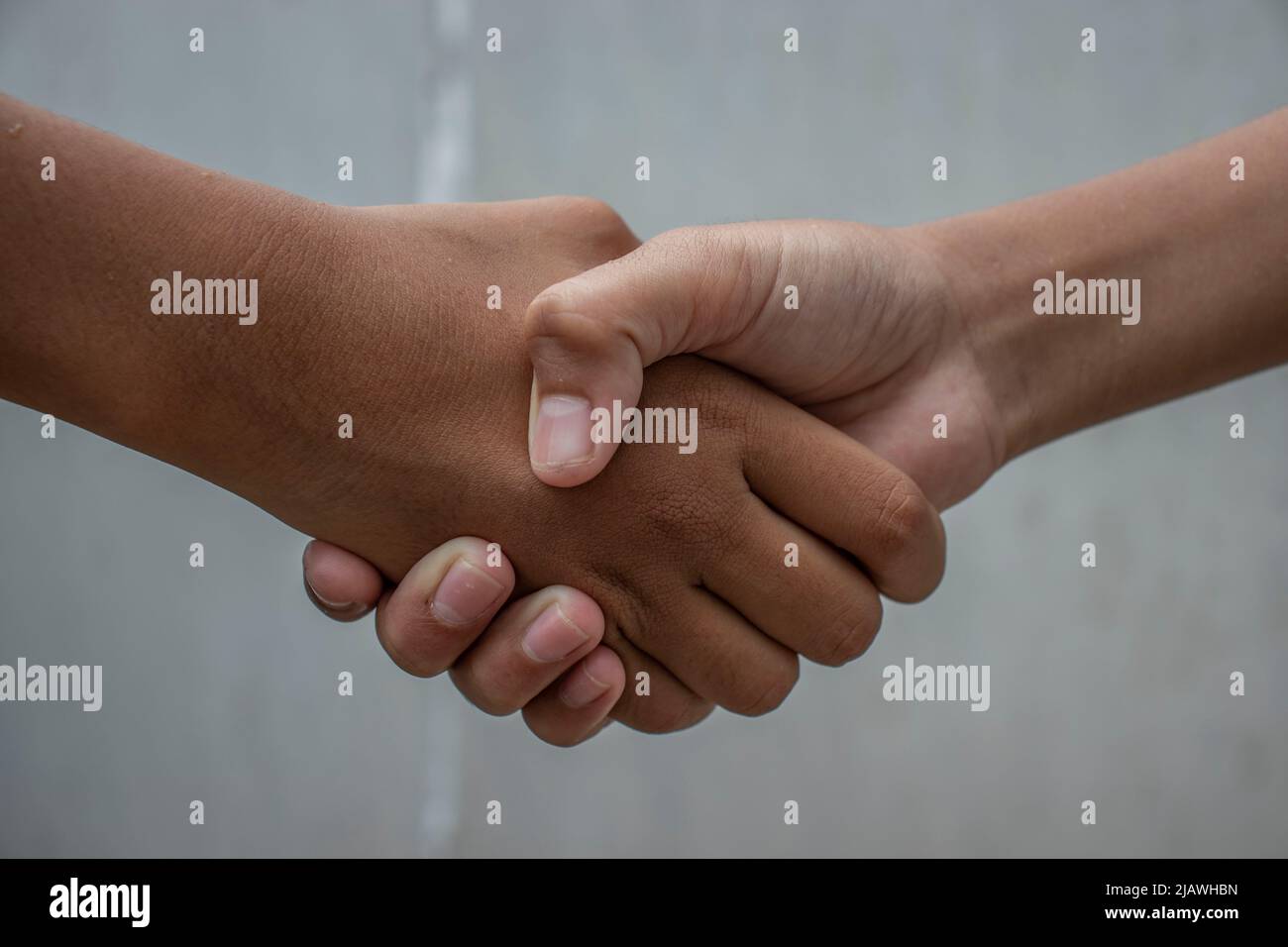 Photo of people shaking hands Stock Photo - Alamy