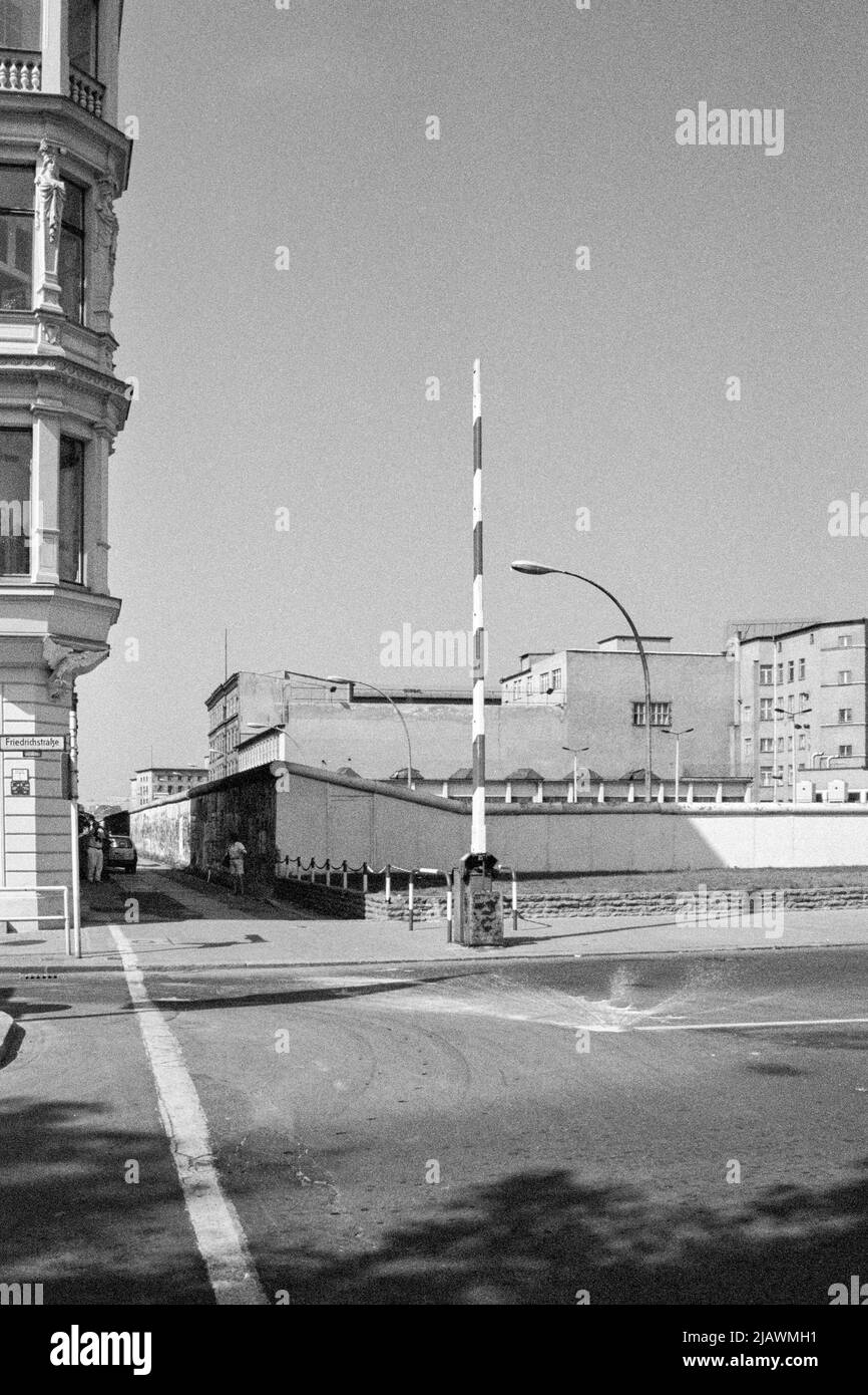 Checkpoint charlie 1980s hi-res stock photography and images - Alamy