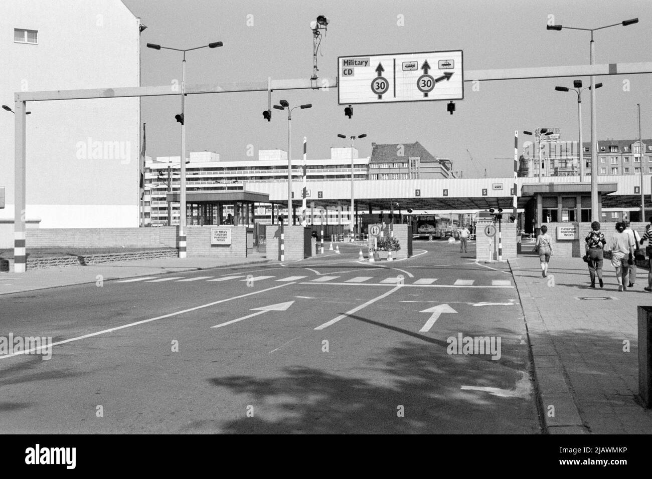 Checkpoint charlie 1980s hi-res stock photography and images - Alamy