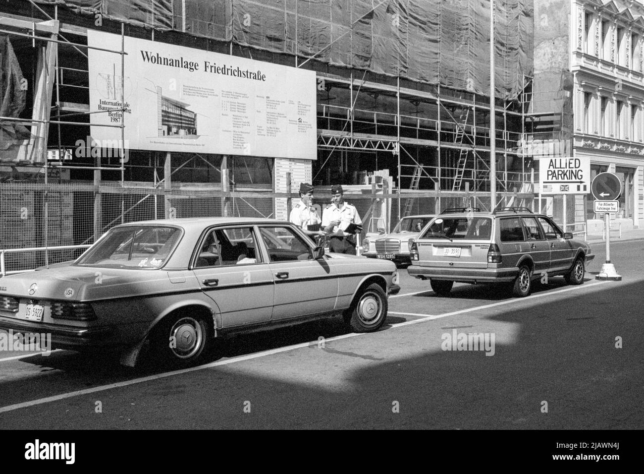 Checkpoint charlie 1980s hi-res stock photography and images - Alamy