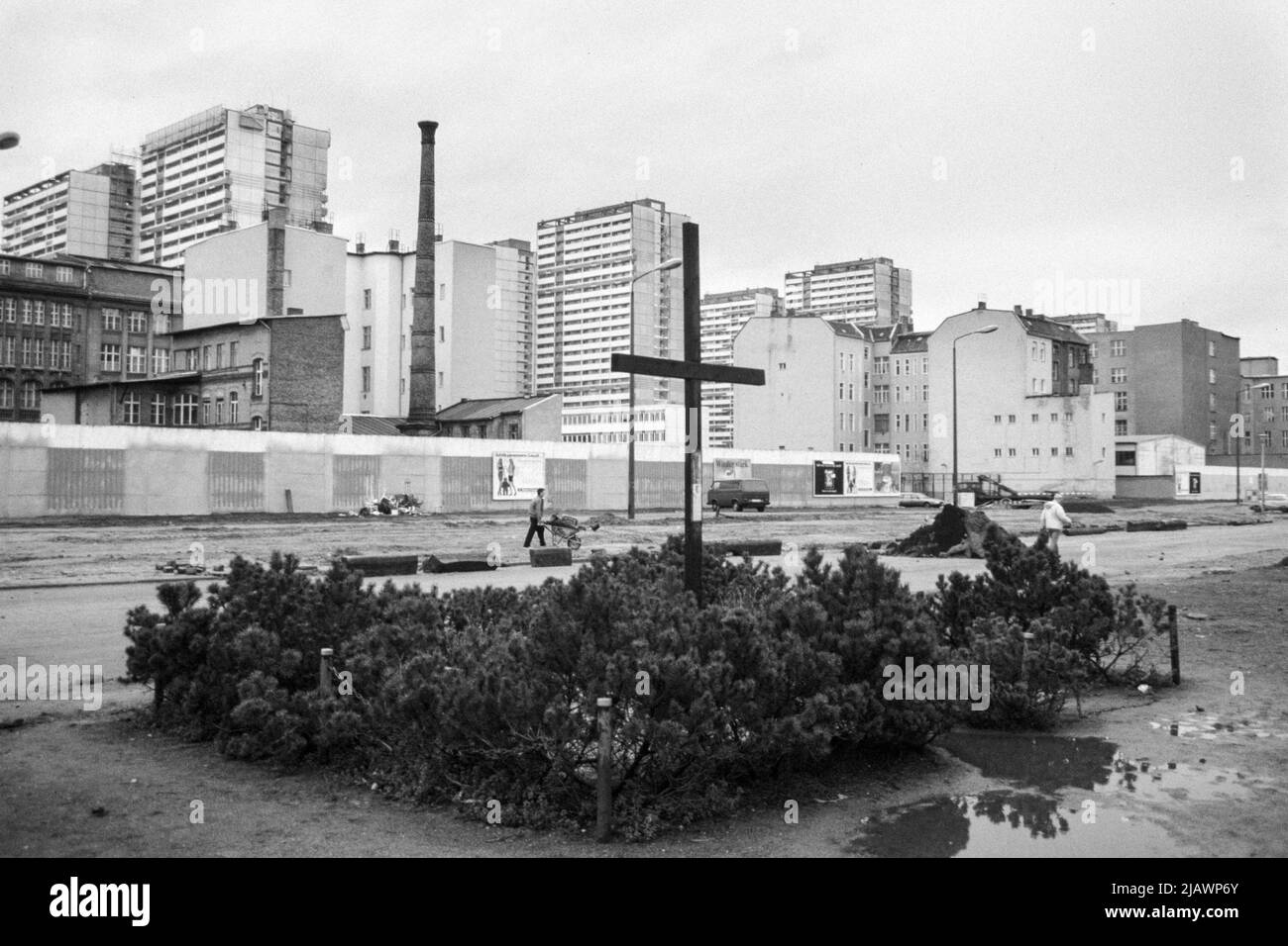 The Peter Fechter memorial near Checkpoint Charlie in 1991 Stock Photo ...