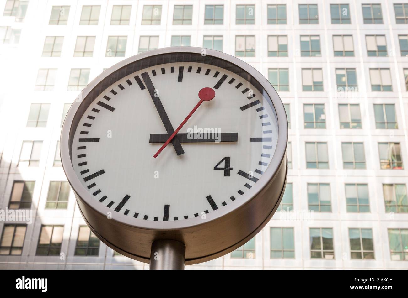 Clock in Canary Wharf. London, England Stock Photo - Alamy