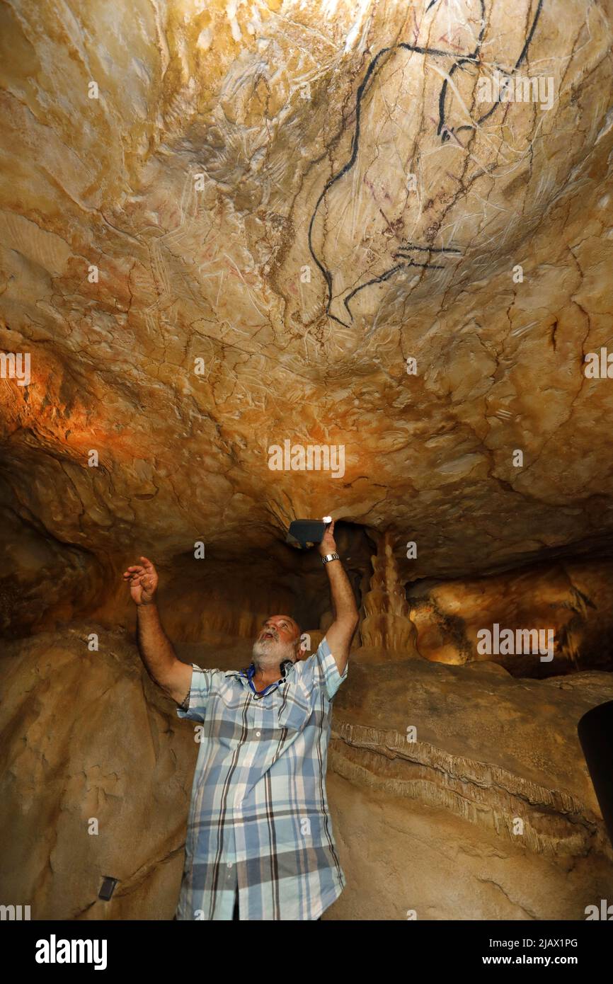 Henri Cosquer visit the cave with friend during test and first visit ...