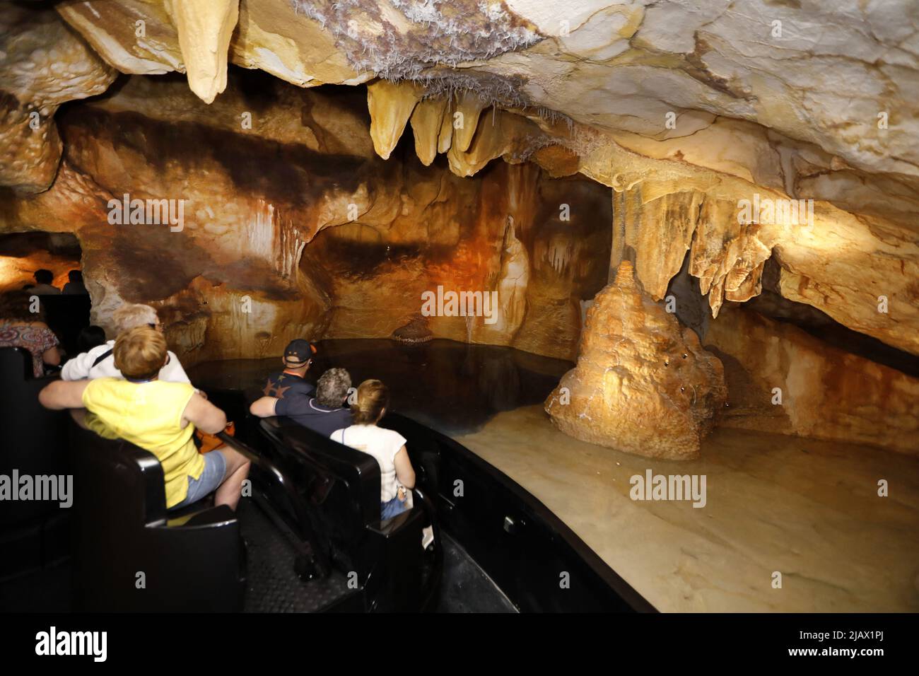 Test and first visit for 1000 people in Cosquer cave in Marseille ...