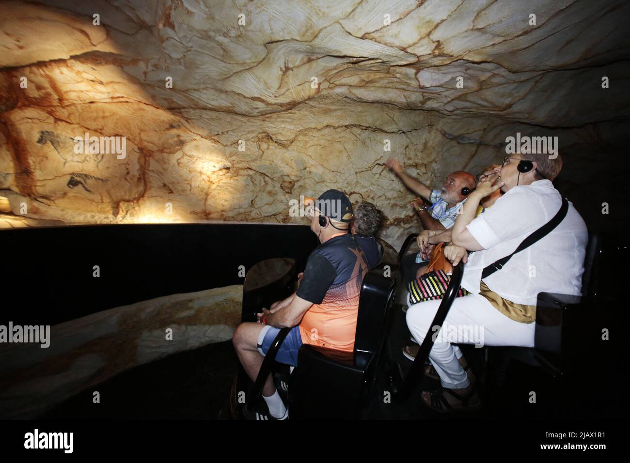 Henri Cosquer visit the cave with friend during test and first visit ...