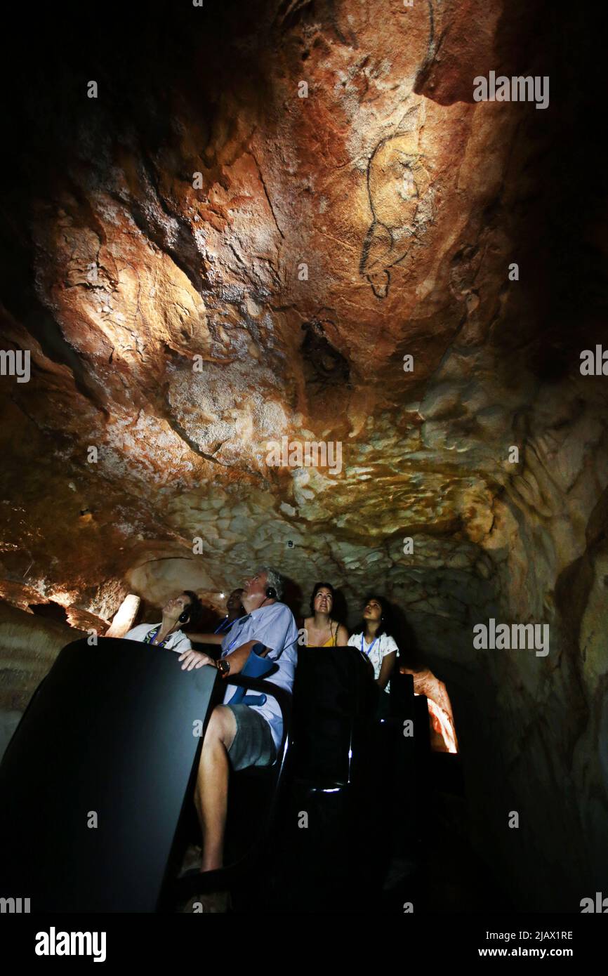 Test and first visit for 1000 people in Cosquer cave in Marseille ...