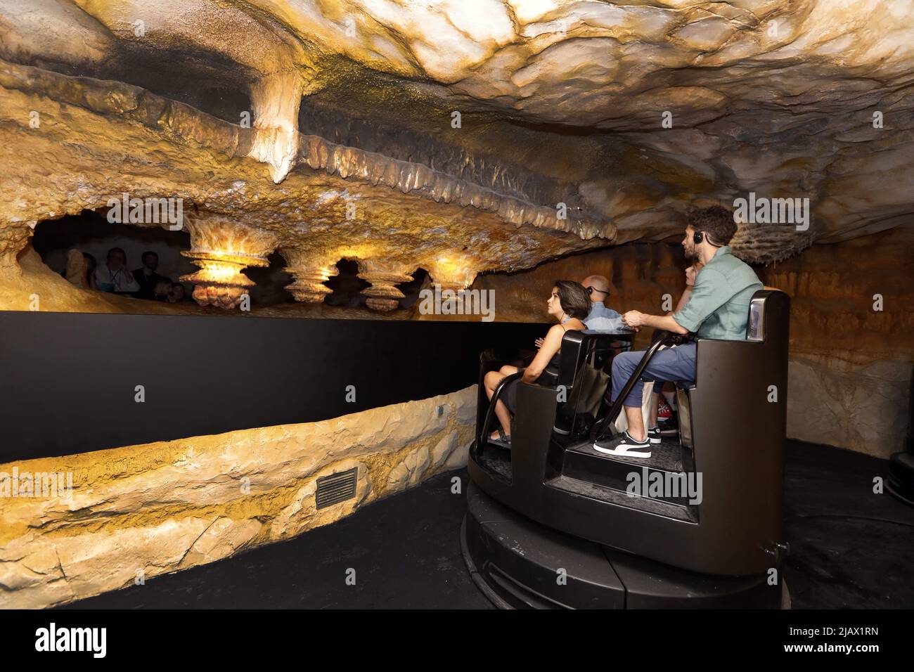 Test and first visit for 1000 people in Cosquer cave in Marseille ...