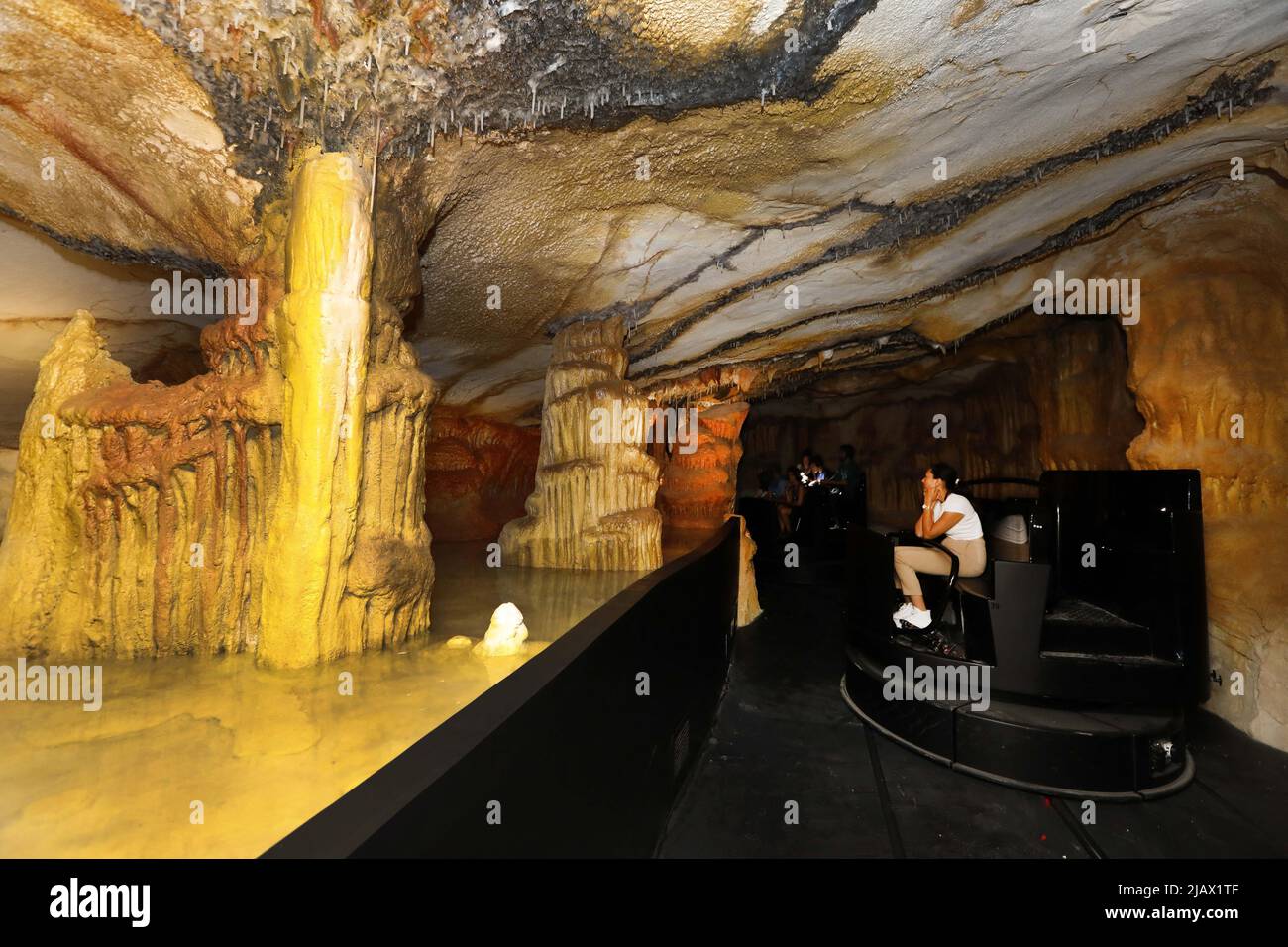 Test and first visit for 1000 people in Cosquer cave in Marseille ...