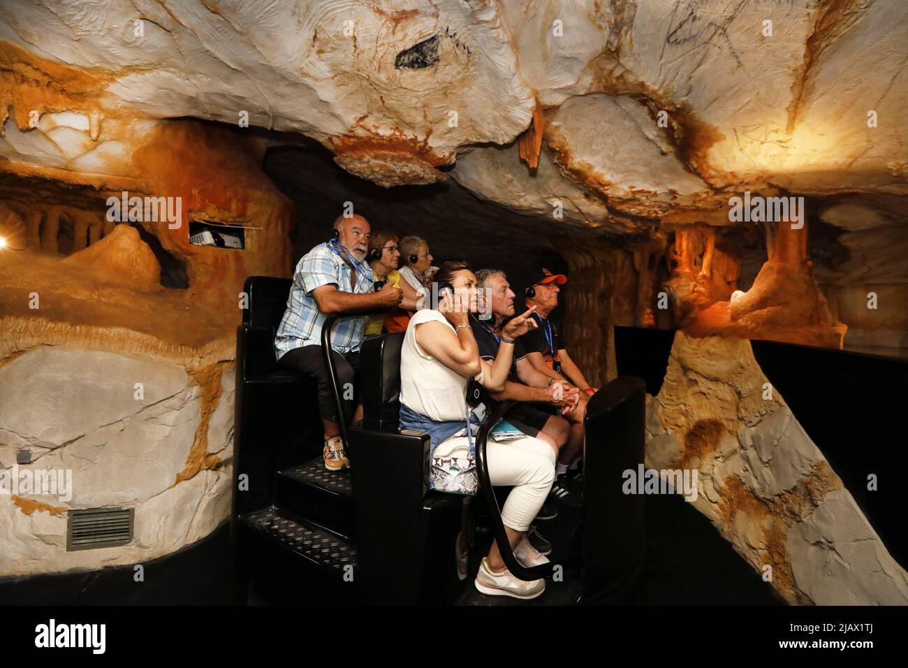 Henri Cosquer visit the cave with friend during test and first visit ...