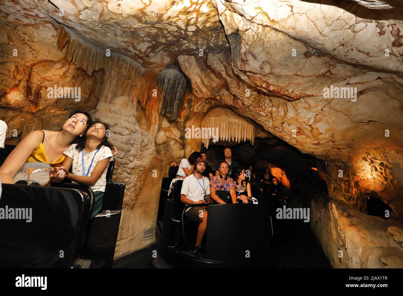 Test and first visit for 1000 people in Cosquer cave in Marseille ...