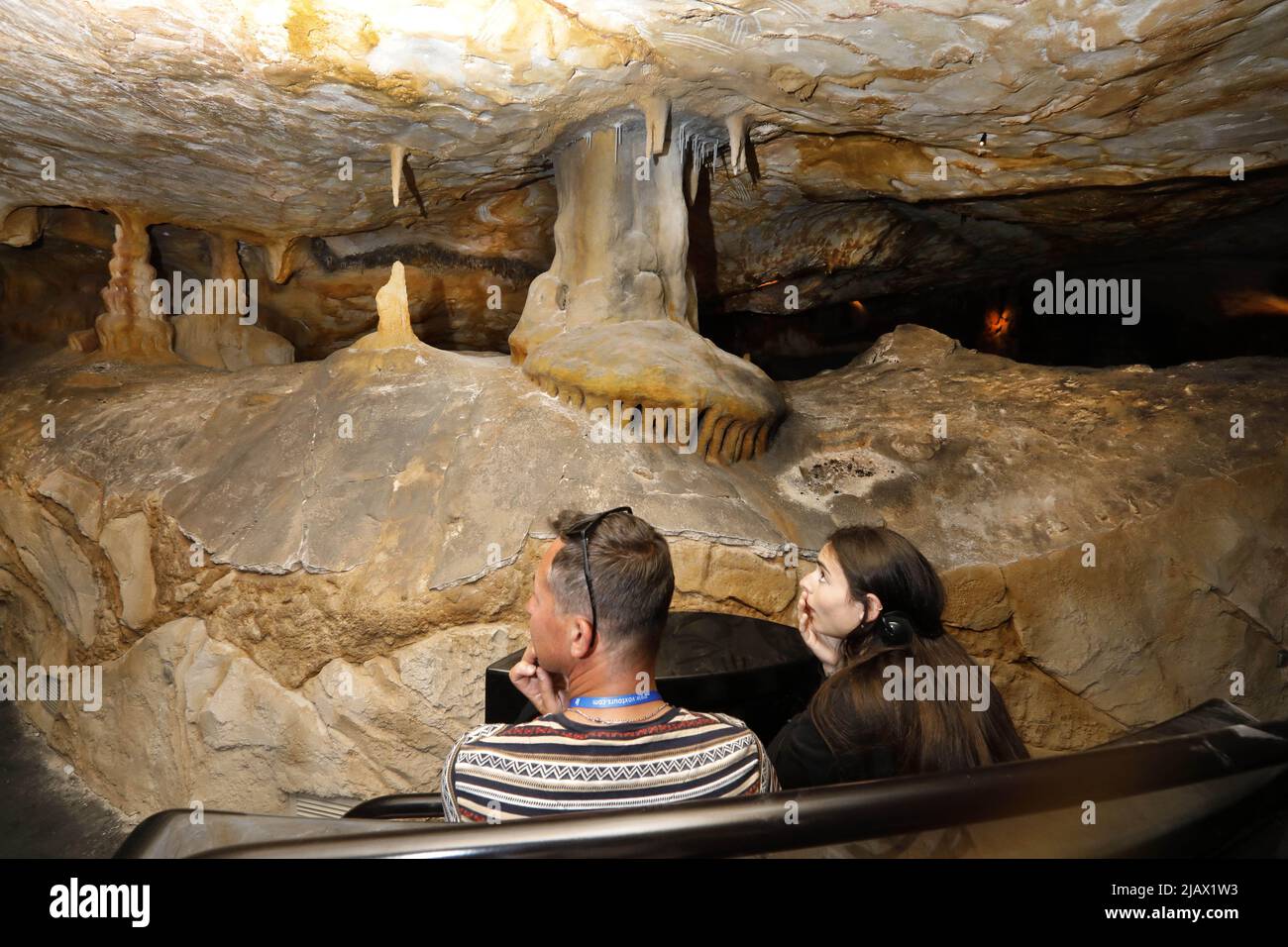 Test and first visit for 1000 people in Cosquer cave in Marseille ...