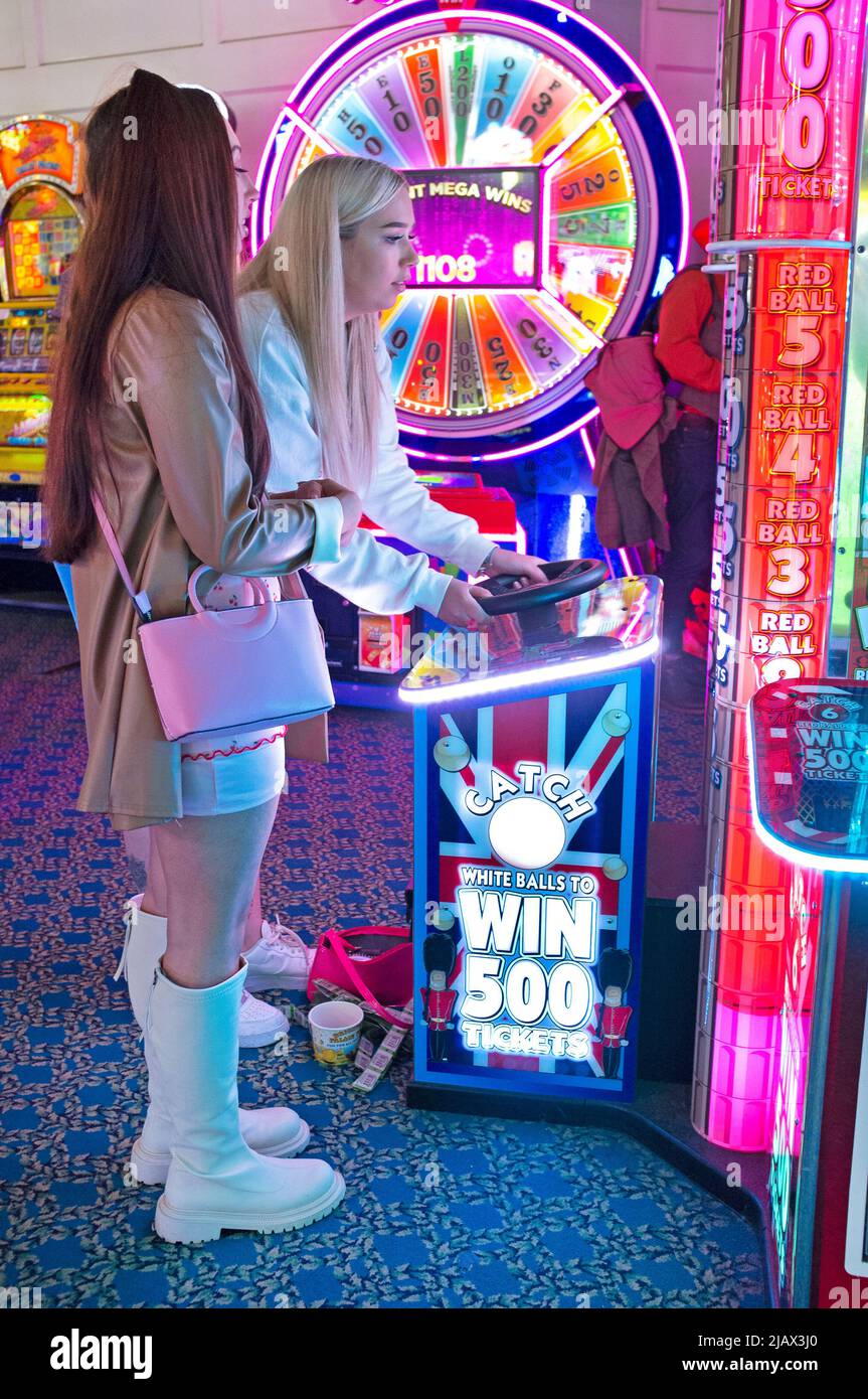 Girls playing video games hi-res stock photography and images - Alamy
