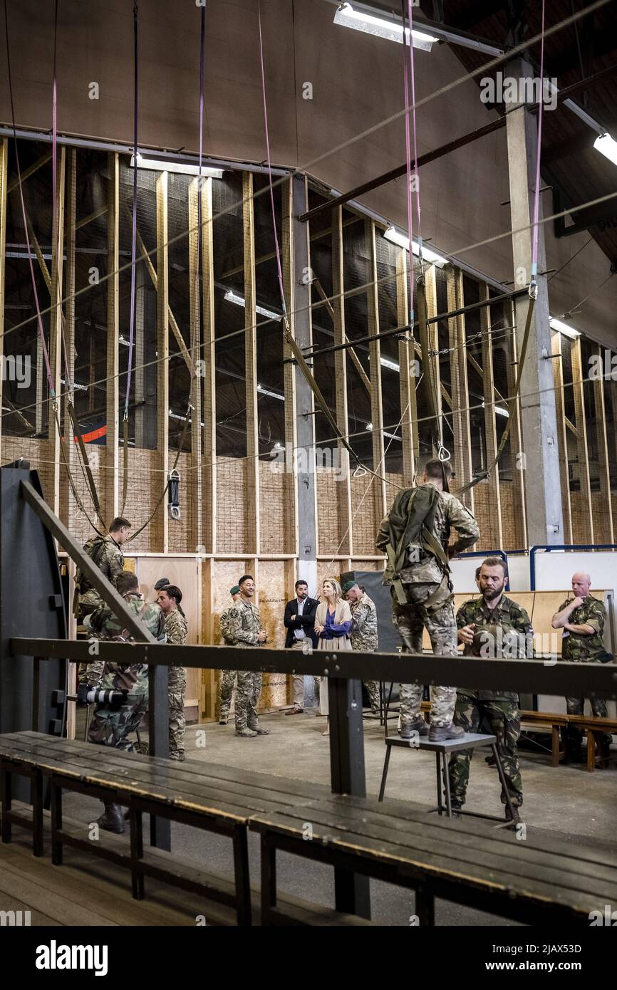 Parachute training school hi-res stock photography and images - Alamy