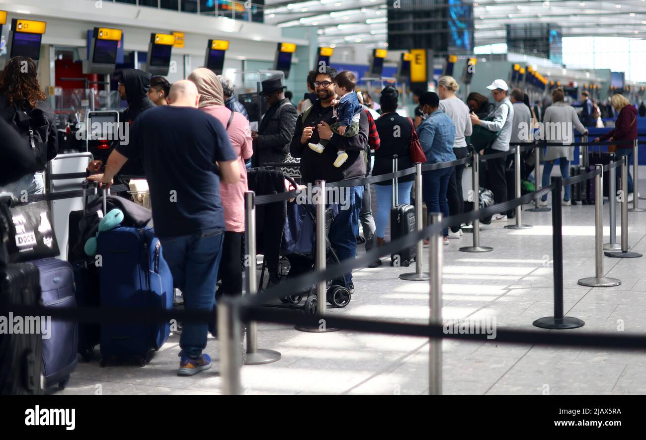 Heathrow terminal 5 queue hi-res stock photography and images - Alamy