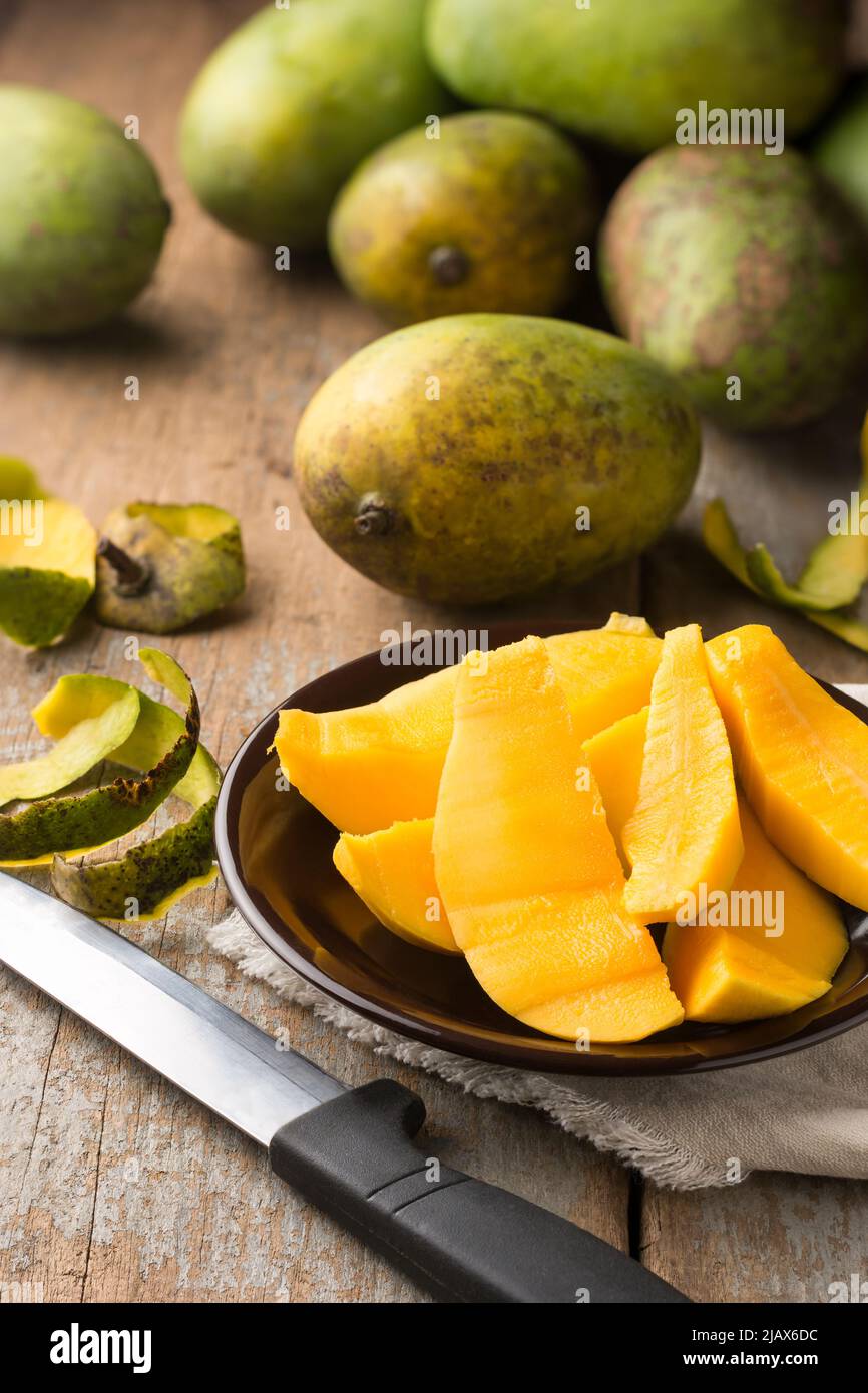 Mangoes on a tray hi-res stock photography and images - Alamy