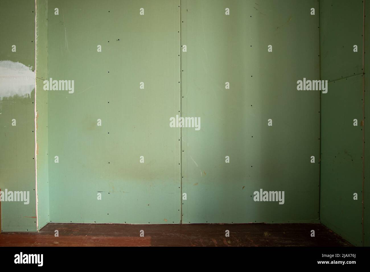 wall of moisture-resistant plasterboard in the room, repair of walls in ...