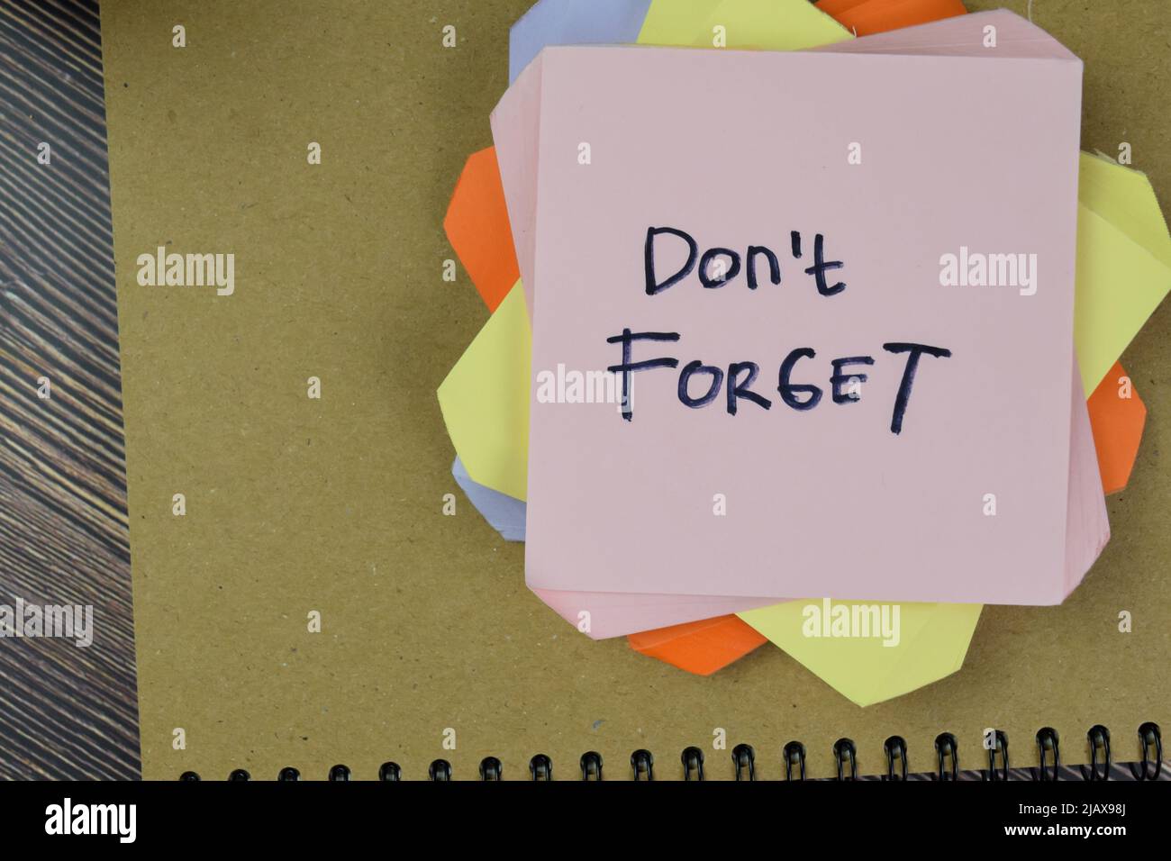 Dont forget reminder message on post it note hi-res stock photography ...