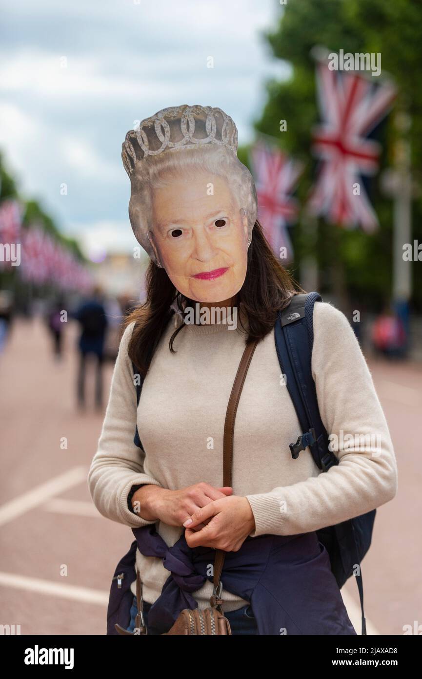 London, UK. 1 June 2022. A Royal fan wearing a mask of The Queen in The ...