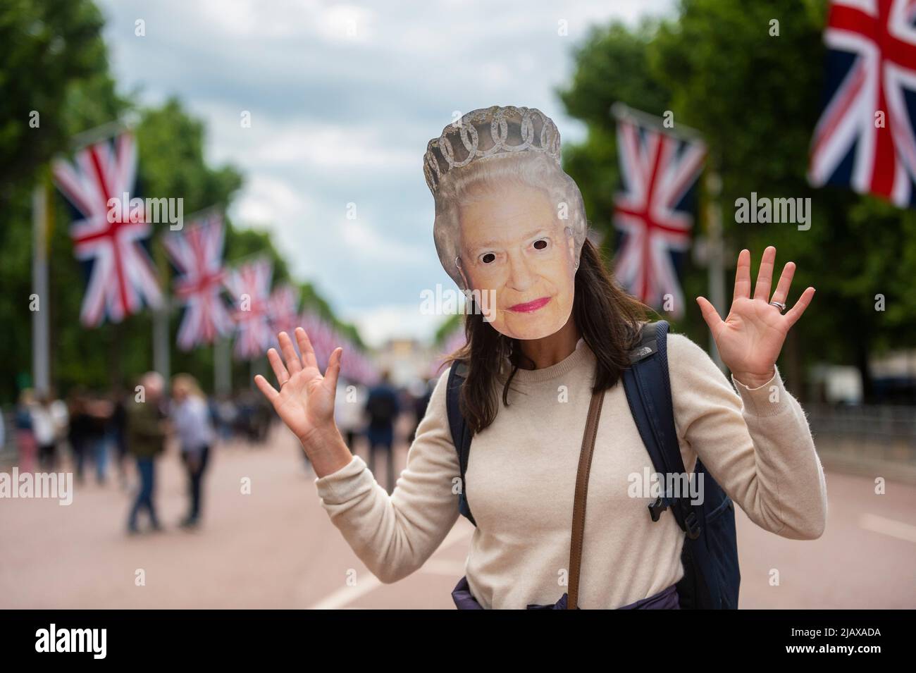 London, UK. 1 June 2022. A Royal fan wearing a mask of The Queen in The ...