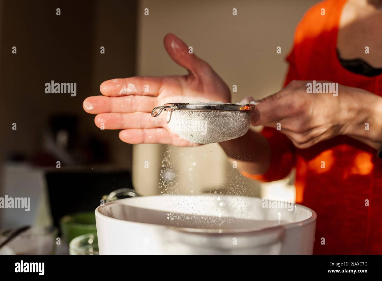 Sprinkling powder hands hi-res stock photography and images - Alamy