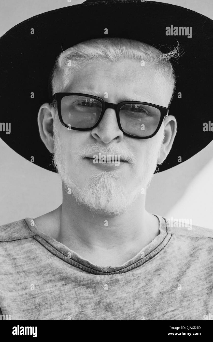 Albino man wearing hat black and white portrait Stock Photo - Alamy