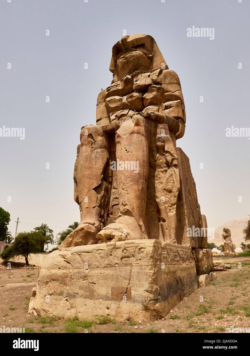 colossi of memnon statue in egypt Stock Photo - Alamy