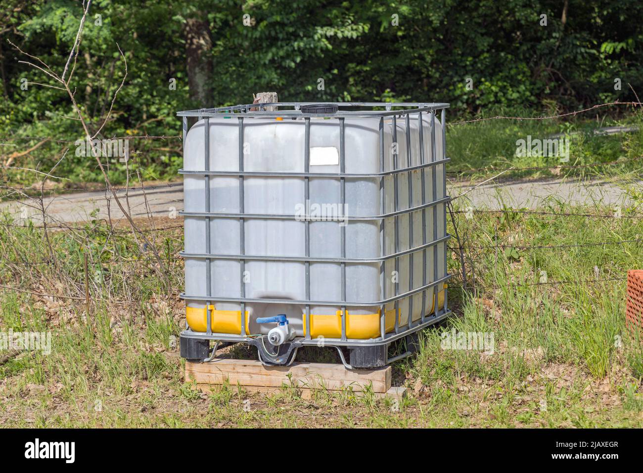 Plastic Tank Pallet Portable Water Storage at Field Stock Photo - Alamy