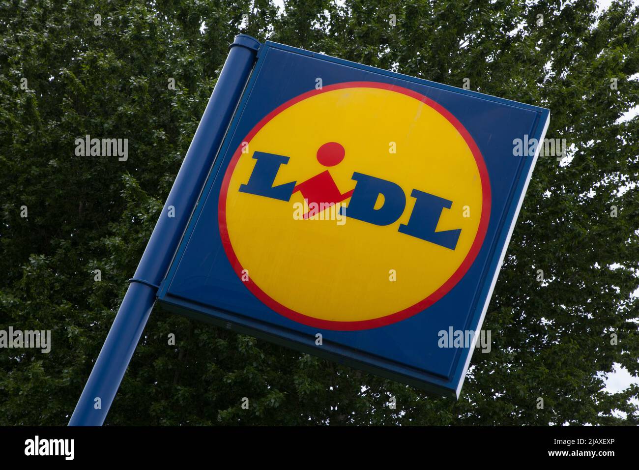Lidl's logo pictured on a sign Stock Photo - Alamy