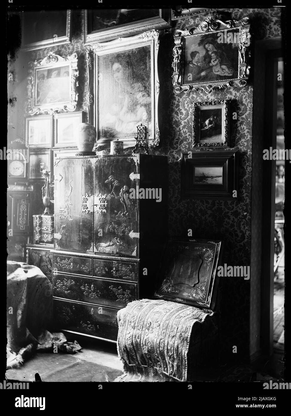 Unknown subjects Black and White Stock Photos & Images - Alamy