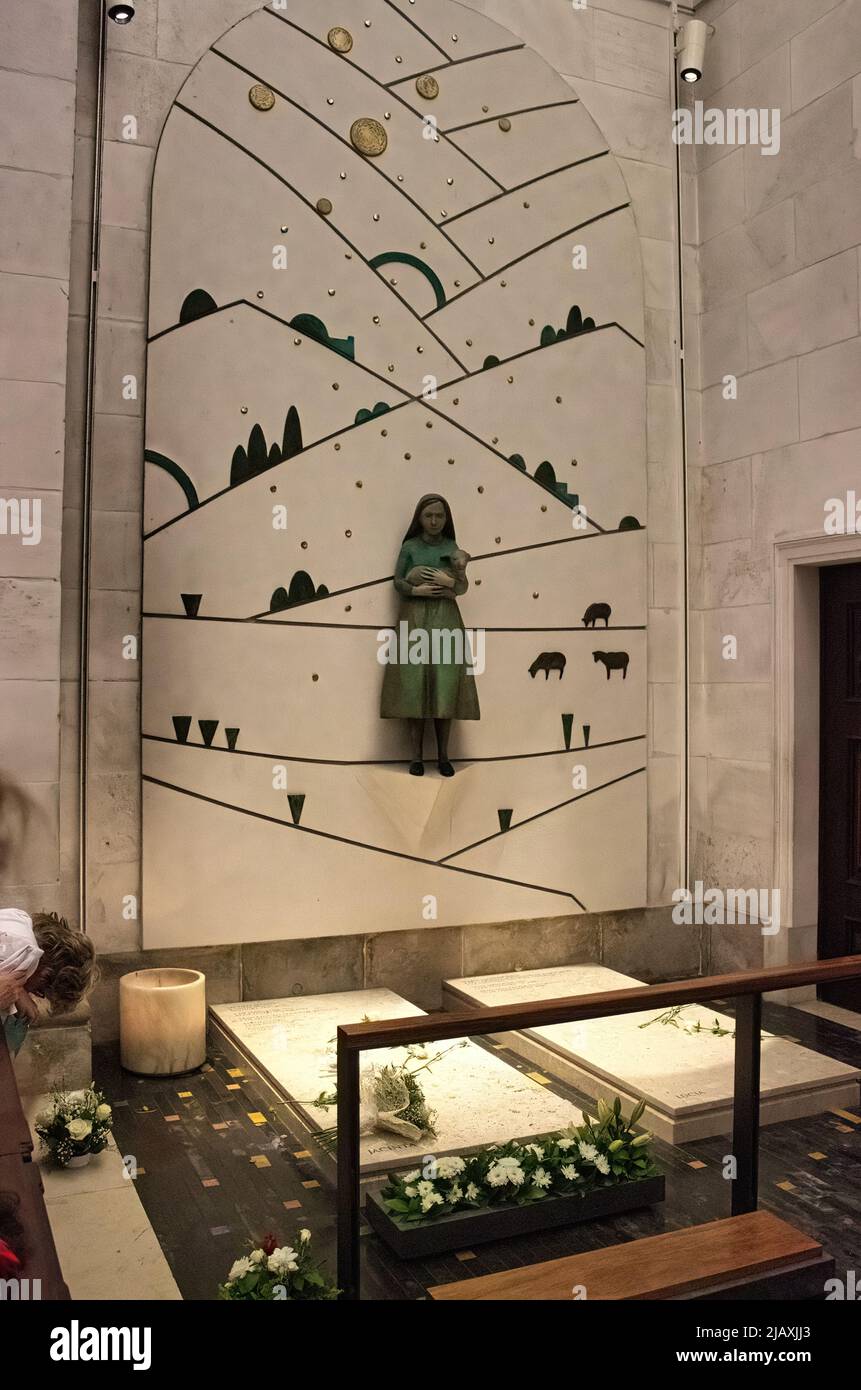 Interior of the famous Sanctuary of Our Lady of Fatima (Portugal Stock ...