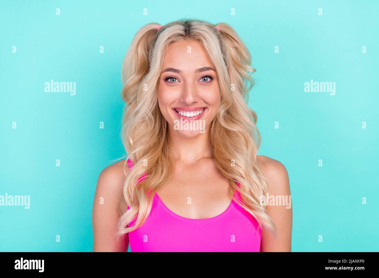 Photo of young attractive girl happy positive toothy smile glad ...