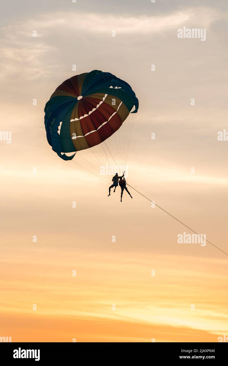 Parachute couple hi-res stock photography and images - Alamy