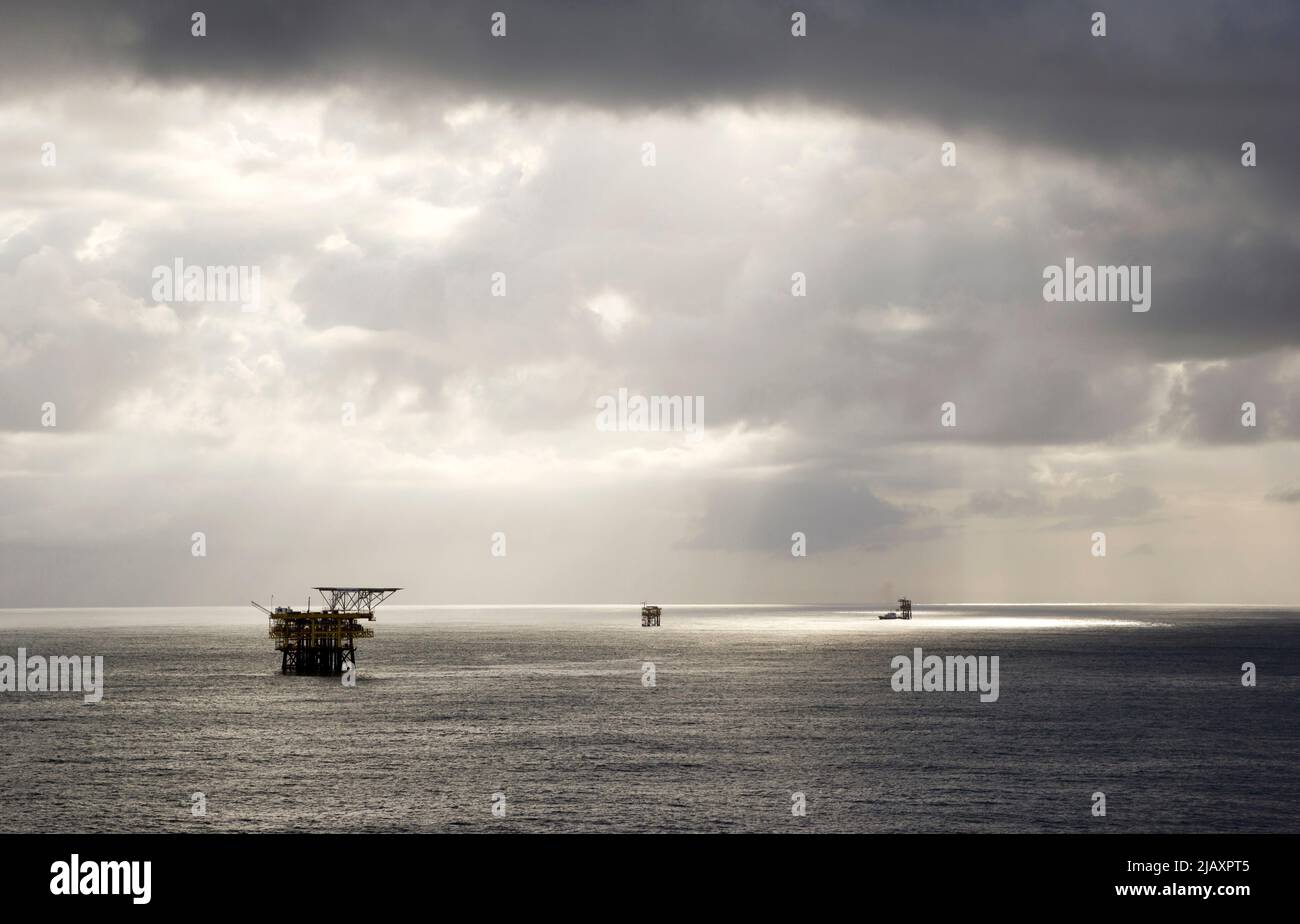 Offshore oil rig or production platform in the South China Sea ...