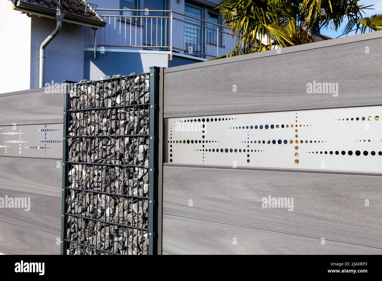 Modern high quality privacy fence Stock Photo - Alamy