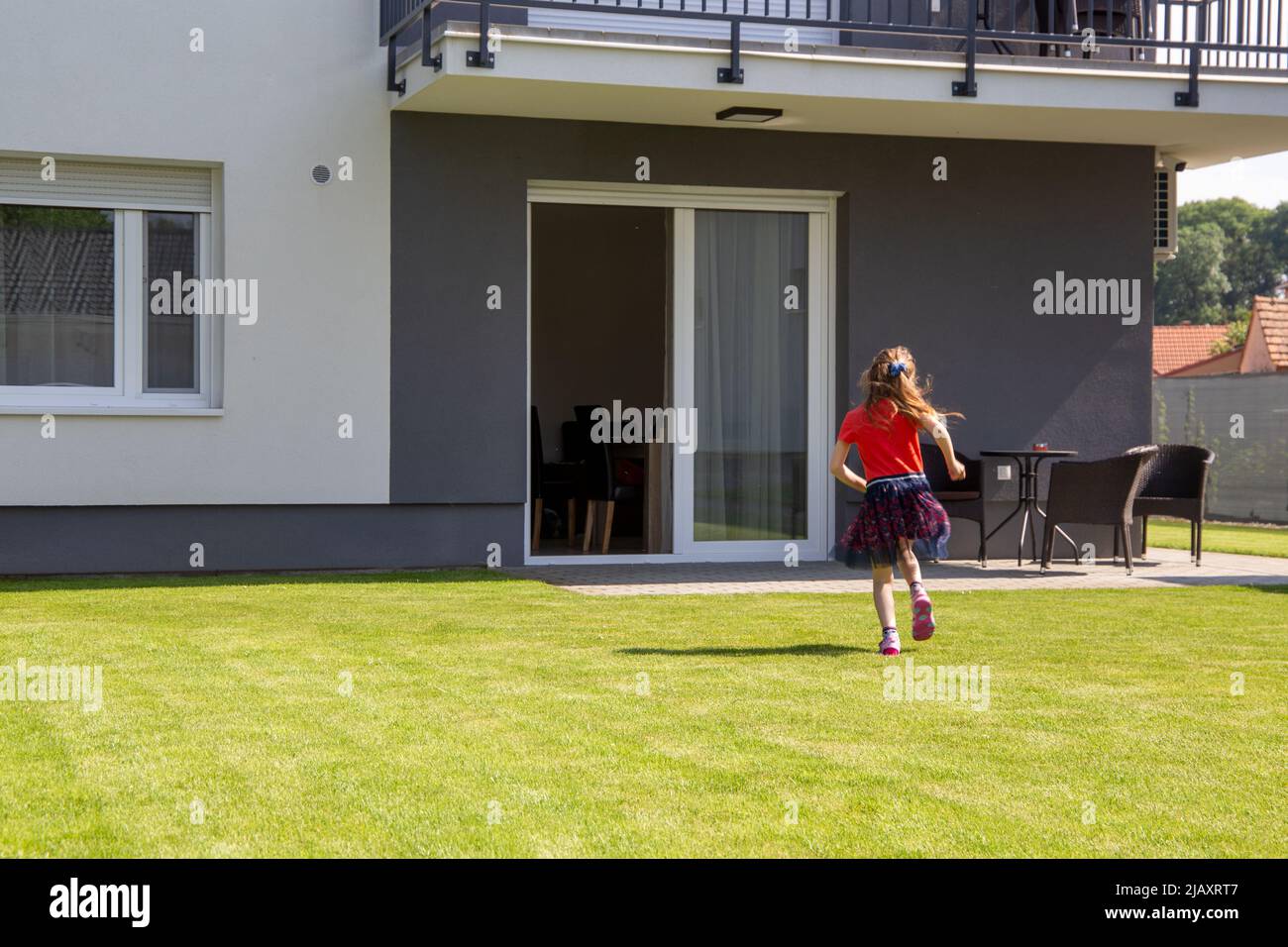 Symbol picture Living and family idyll: Girl in the garden of a newly ...