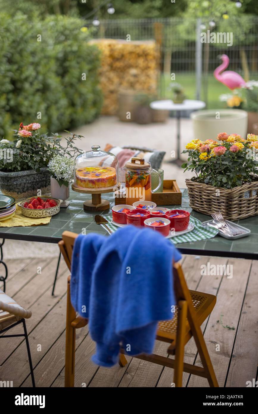 Beautiful garden dining table hi-res stock photography and images - Alamy