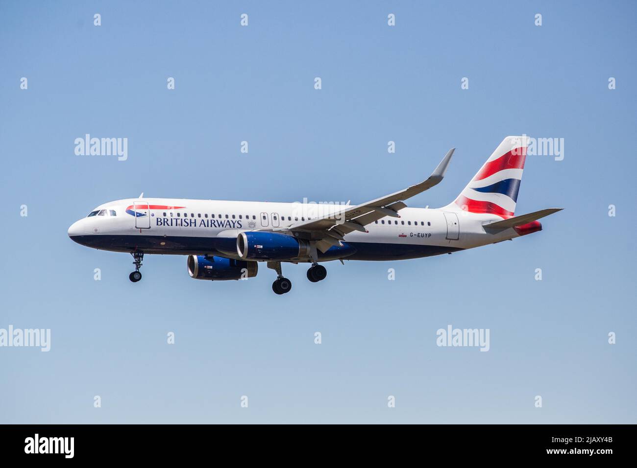 A British Airways airplane is seen landing at El Prat Airport. (Photo ...