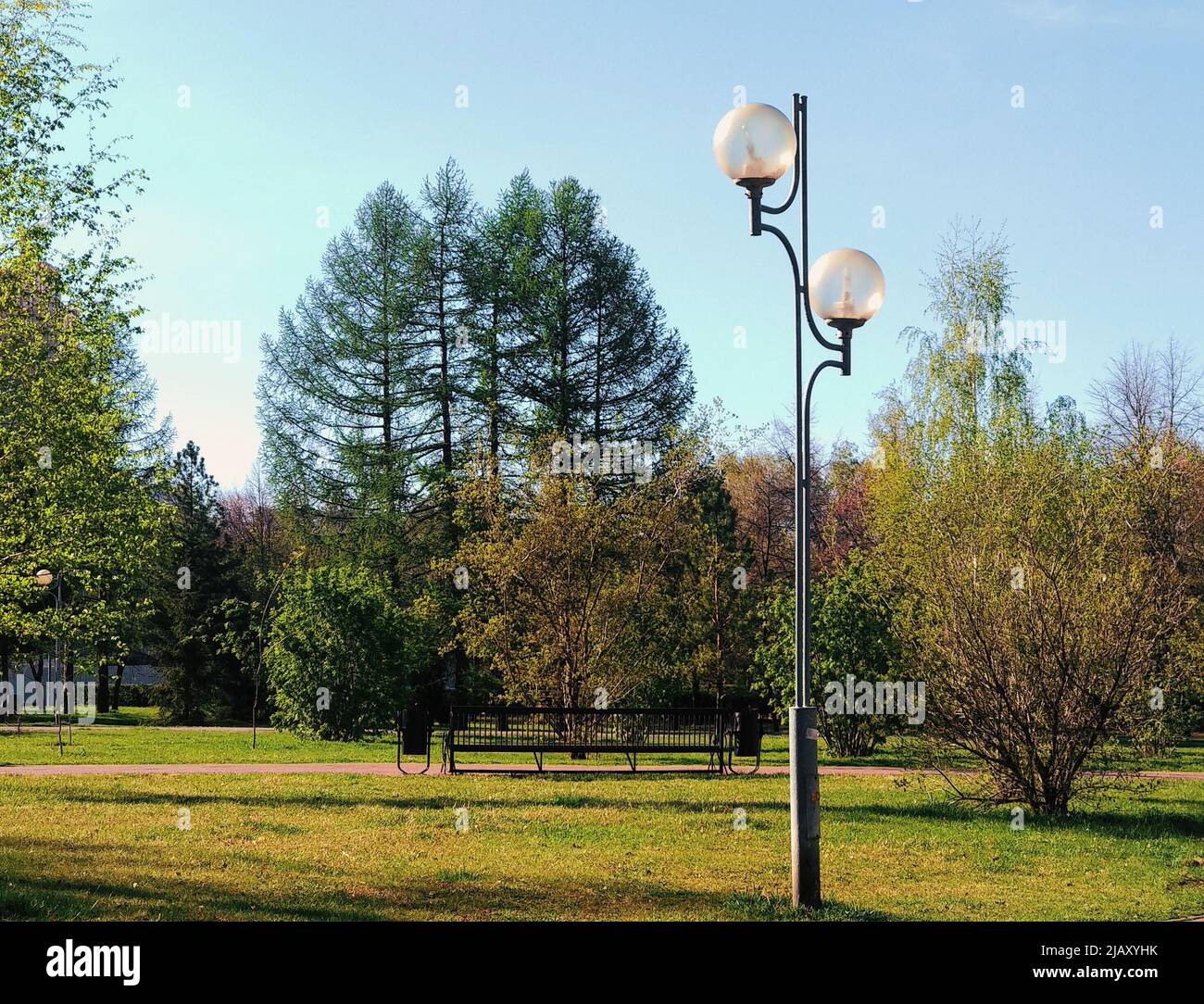 Green streetlight hi-res stock photography and images - Alamy