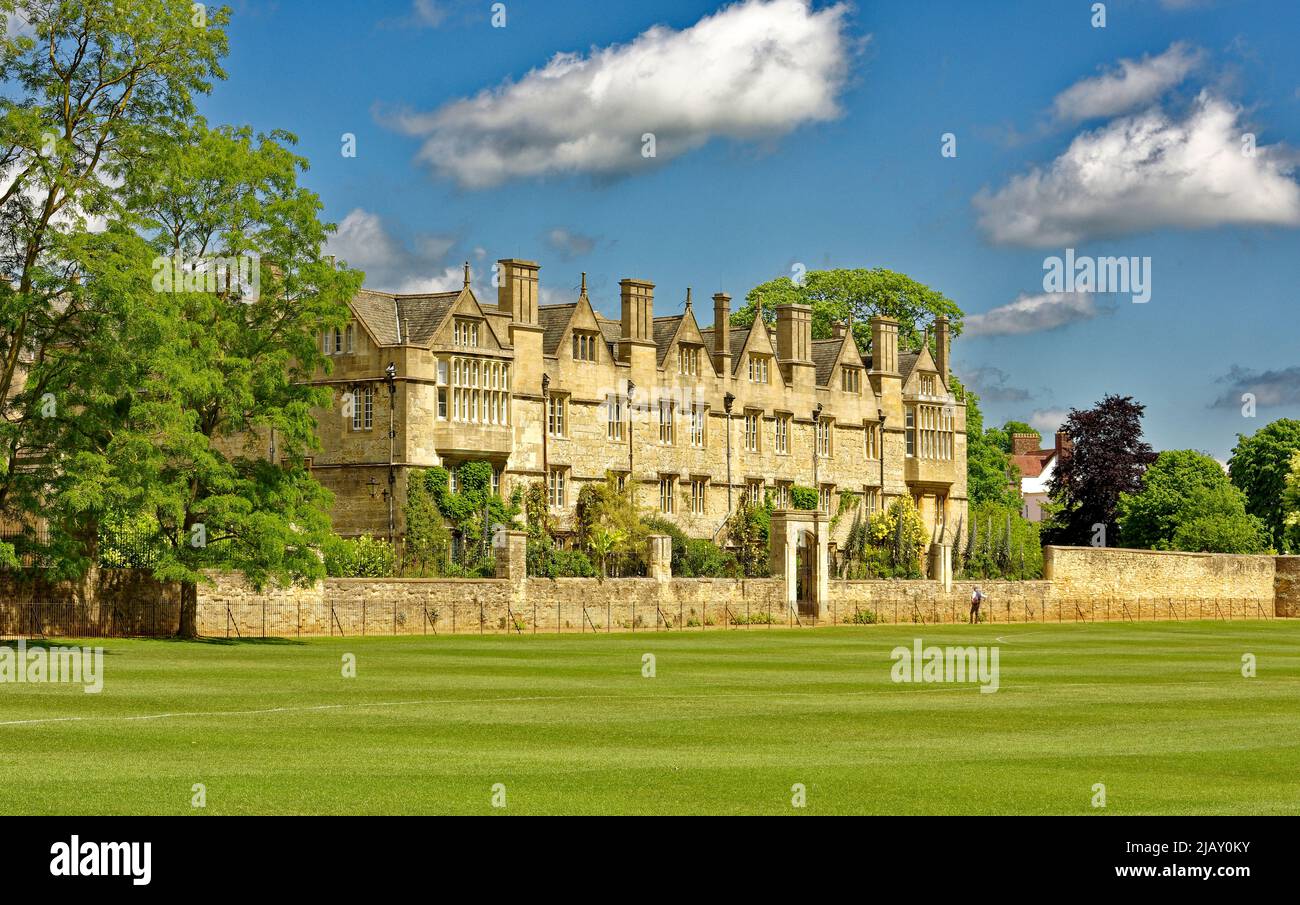 OXFORD CITY MERTON COLLEGE SEEN FROM BROAD WALK OVER MERTON FIELD TO ...