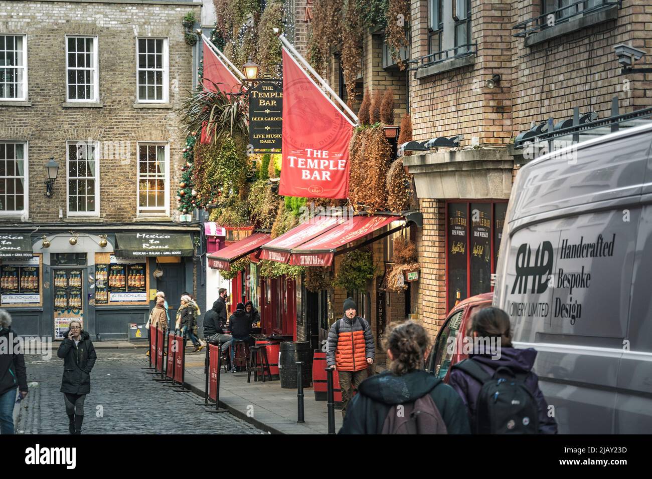 Busy Temple Lane with Temple Bar Pub. Dublin, Ireland Stock Photo - Alamy