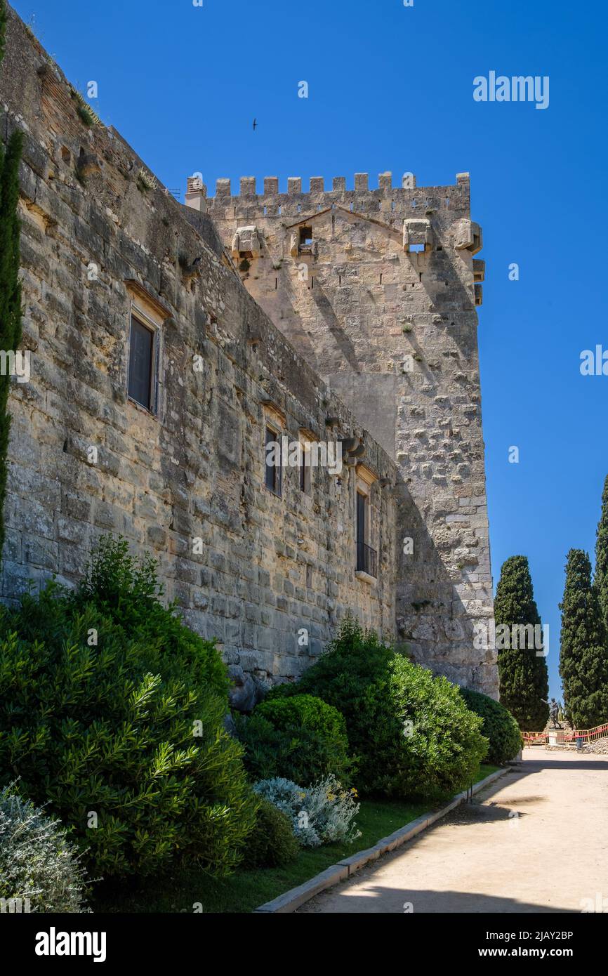 General view of the Roman wall from the archaeological walking path ...