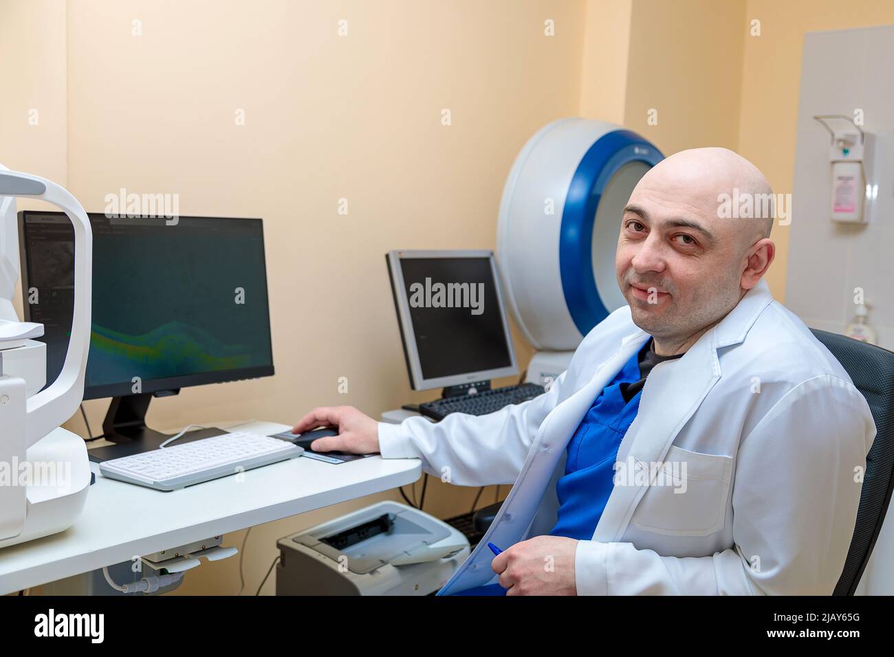 Eye test computer hi-res stock photography and images - Alamy