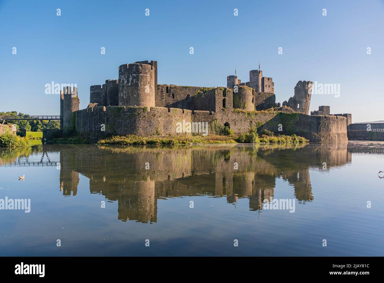 Welsh flag caerphilly castle hi-res stock photography and images - Alamy