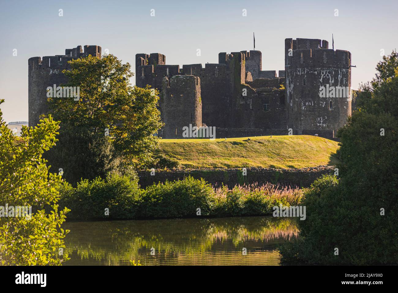 Welsh flag caerphilly castle hi-res stock photography and images - Alamy
