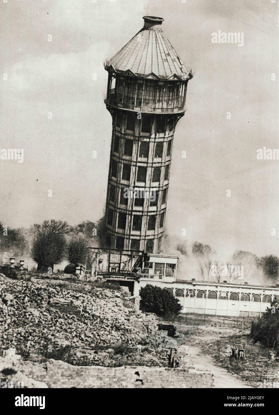 North Tower Topples - The north tower of the Crystal Palace topples ...